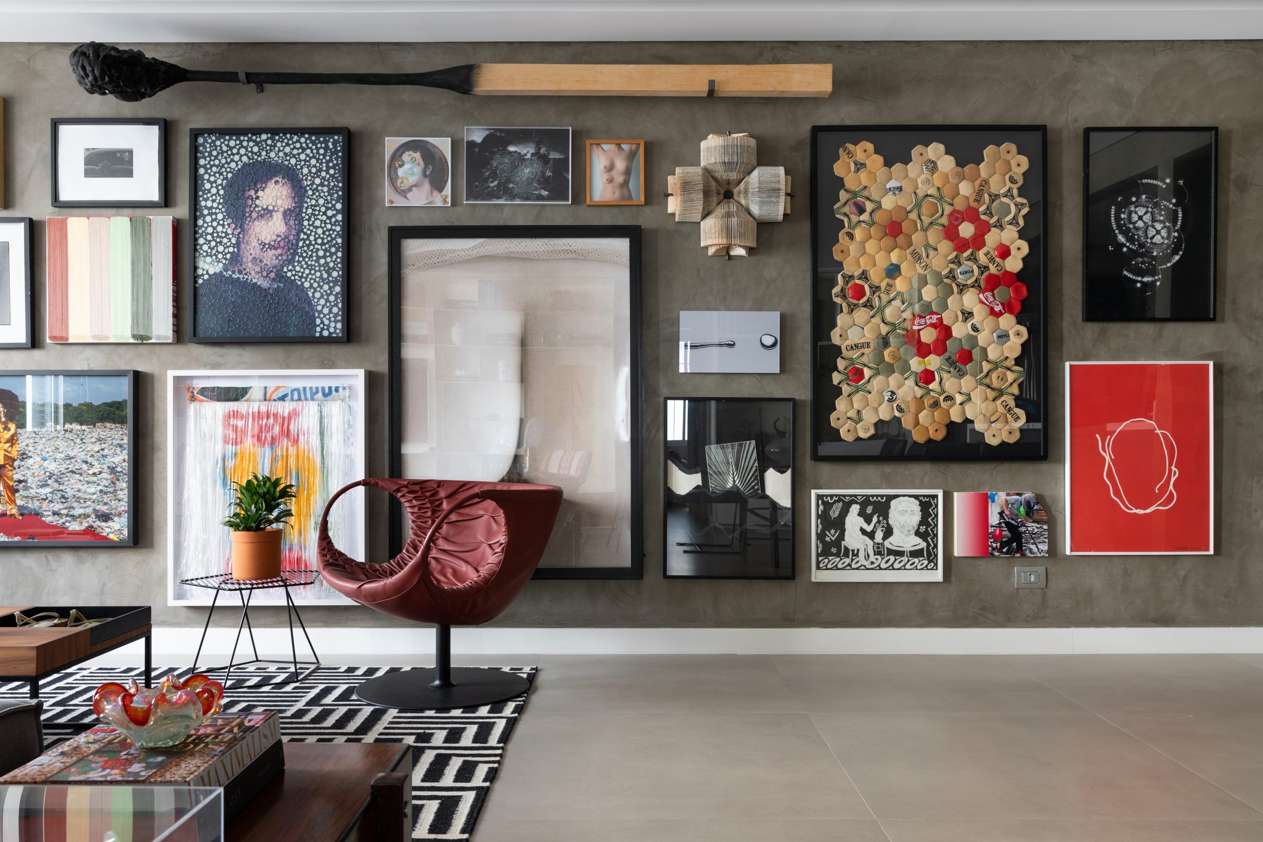 Descubra uma seleção de projetos que evidenciam a arte nas paredes